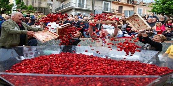 Nemi si accende d'entusiasmo con la Sagra delle Fragole